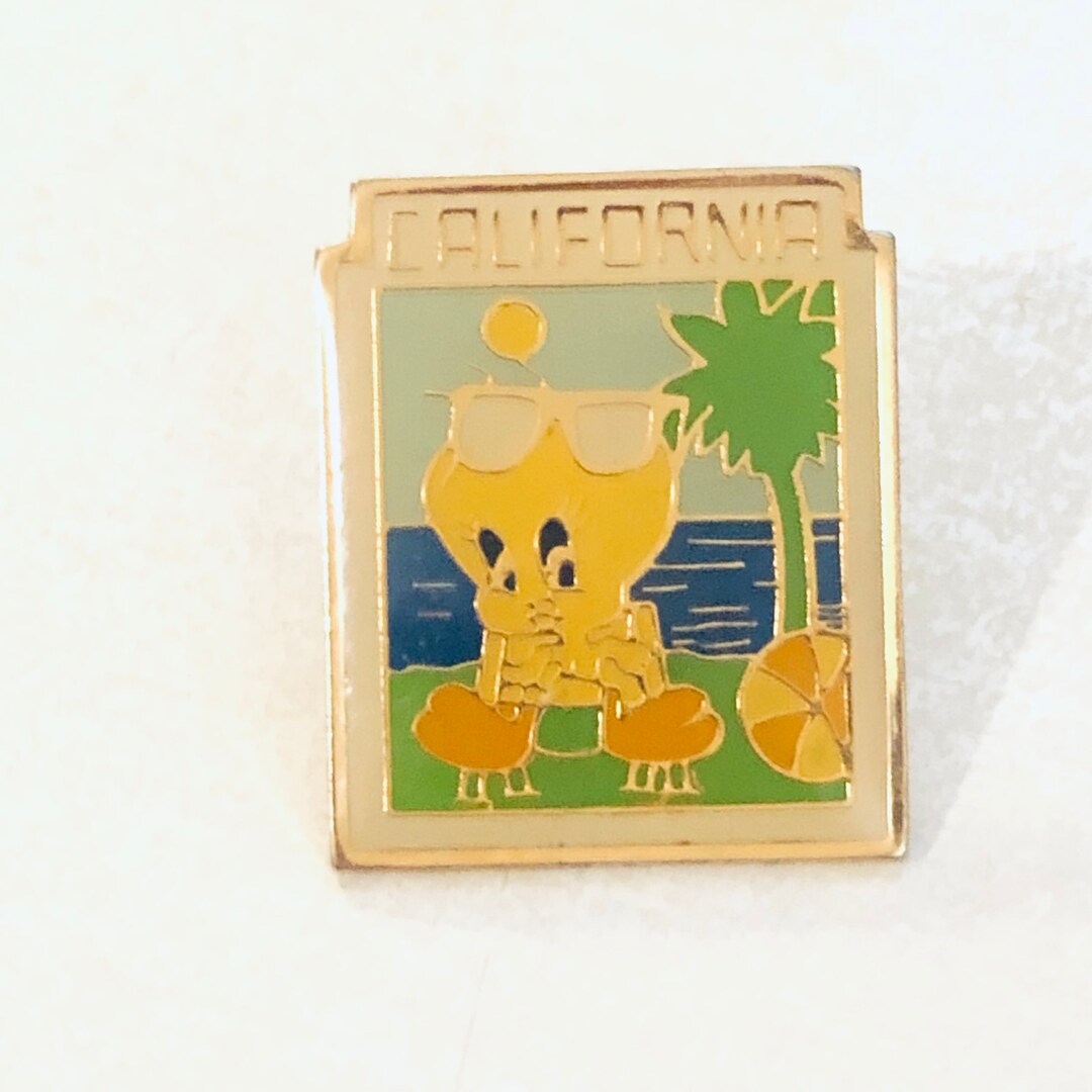 Cartoon Character Buttons Looney Tunes Tweety Bird Pin - Official ...