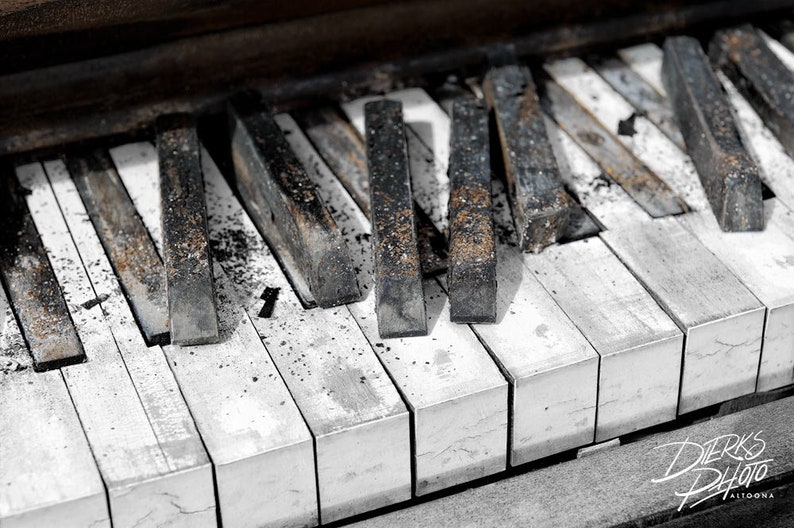 Abandoned Piano Keyboard Photo, Broken Piano Keyboard, Music Room Photo ...