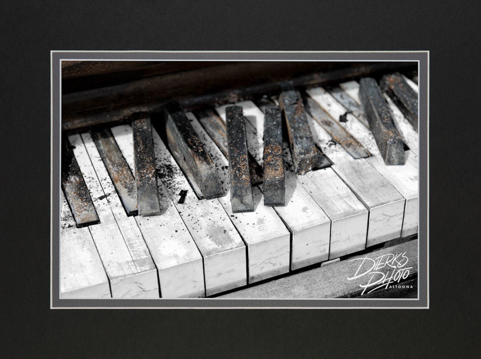 Abandoned Piano Keyboard Photo, Broken Piano Keyboard, Music Room Photo ...
