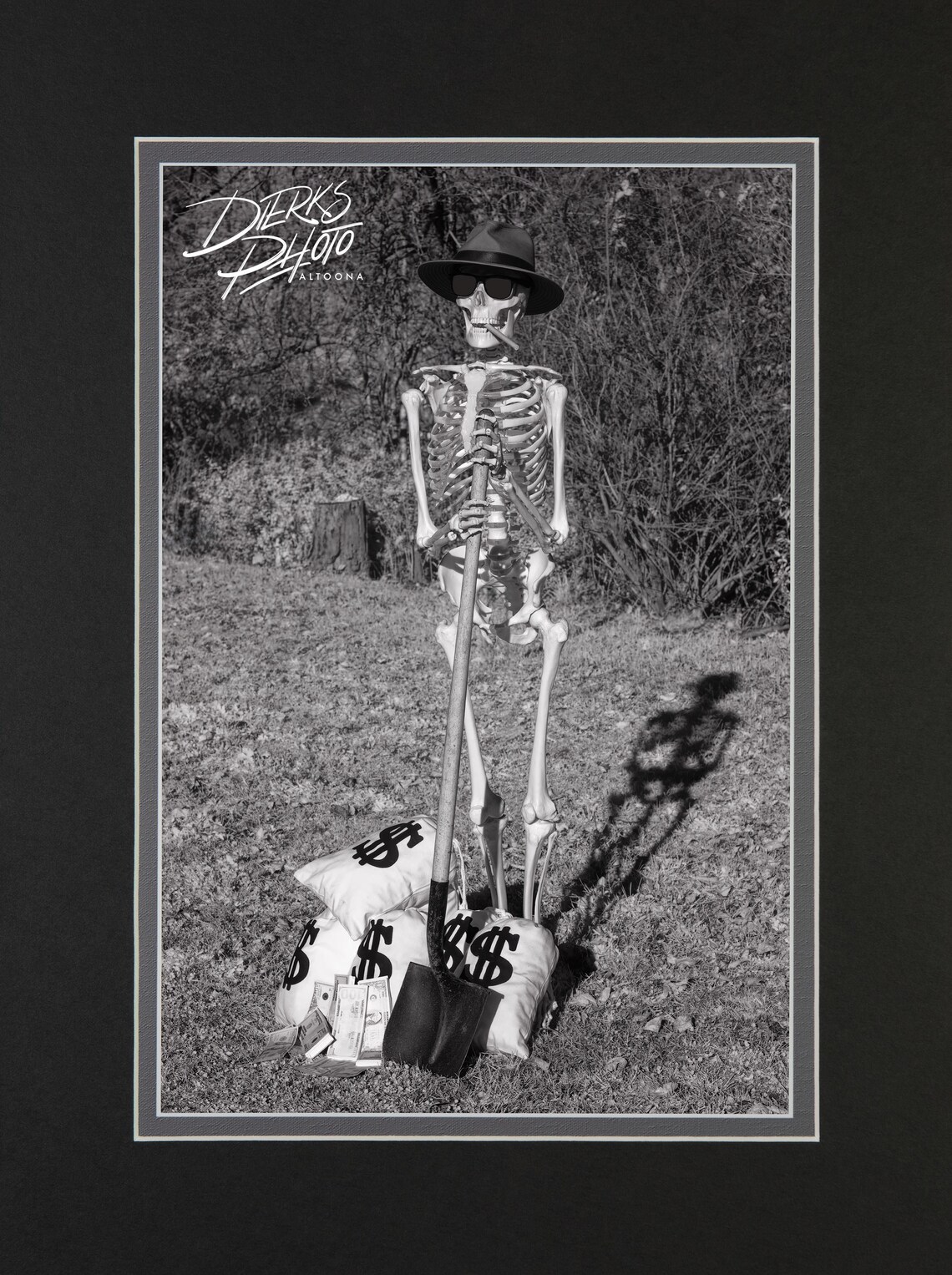 Skeleton Burying Money Photo, Skeleton Banking, Halloween Skeleton ...