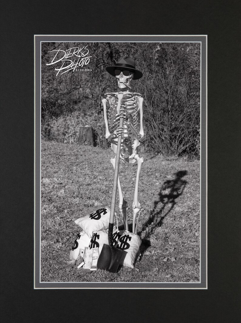 Skeleton Burying Money Photo, Skeleton Banking, Halloween Skeleton ...