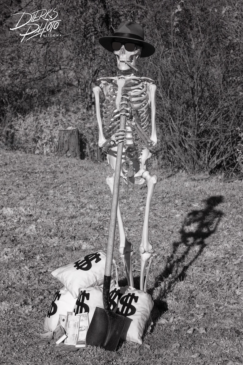Skeleton Burying Money Photo, Skeleton Banking, Halloween Skeleton ...