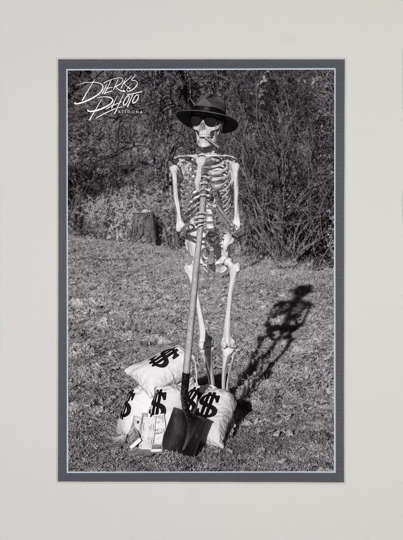 Skeleton Burying Money Photo, Skeleton Banking, Halloween Skeleton ...