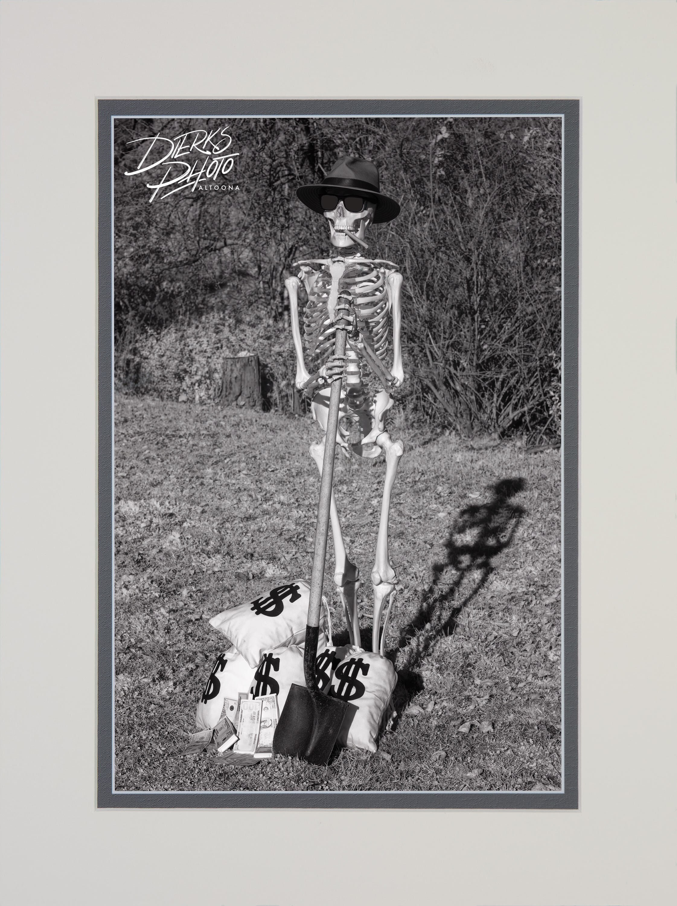 Skeleton Burying Money Photo, Skeleton Banking, Halloween Skeleton ...