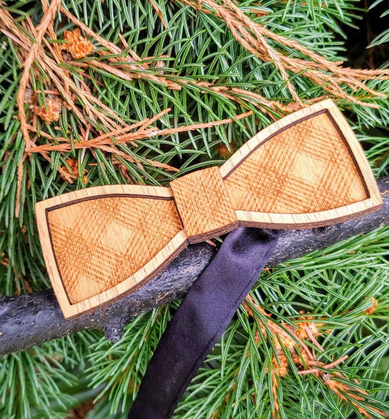 Red Oak Wooden Bow Tie - Angus Plaid Engraved Design - Etsy