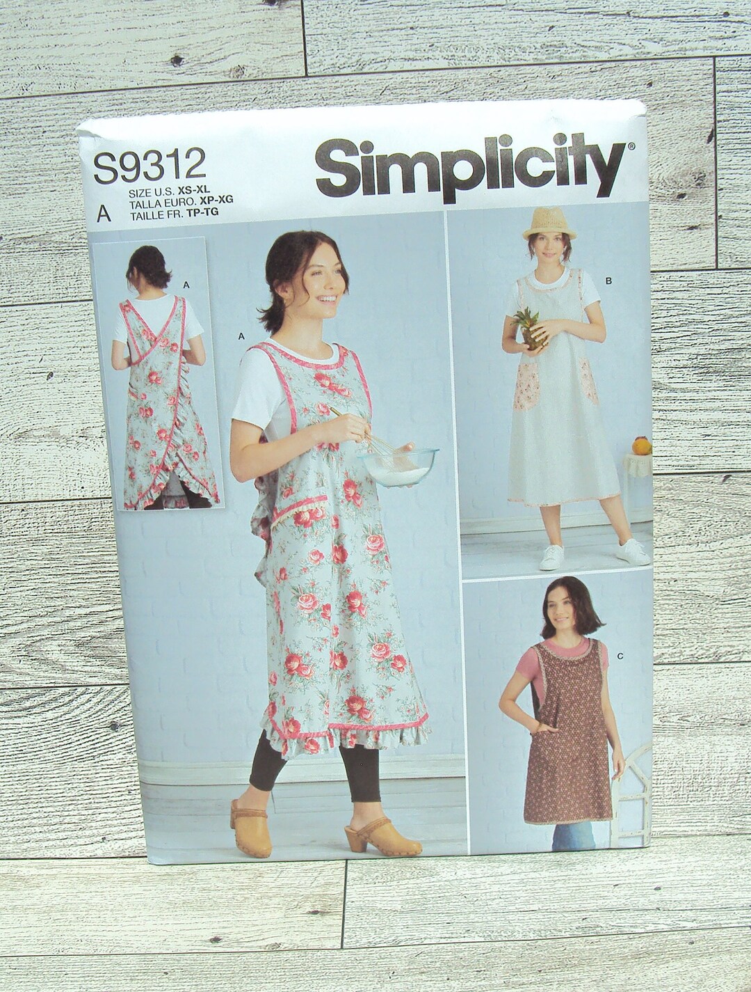 Simplicity Sewing Pattern 9312 Wraparound Apron in 2 Lengths Daisy ...