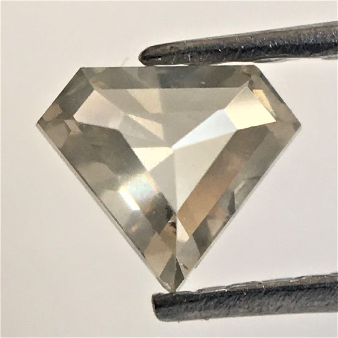 0,19 Ct Diamantform Natürliche lose Diamant opalisierende Farbe 3,62 mm X 4,19 mm X 1,78 mm ...