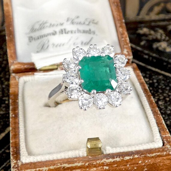 2.21ct Emerald and 1.50ct Diamond Cluster Ring in 18c… - Gem
