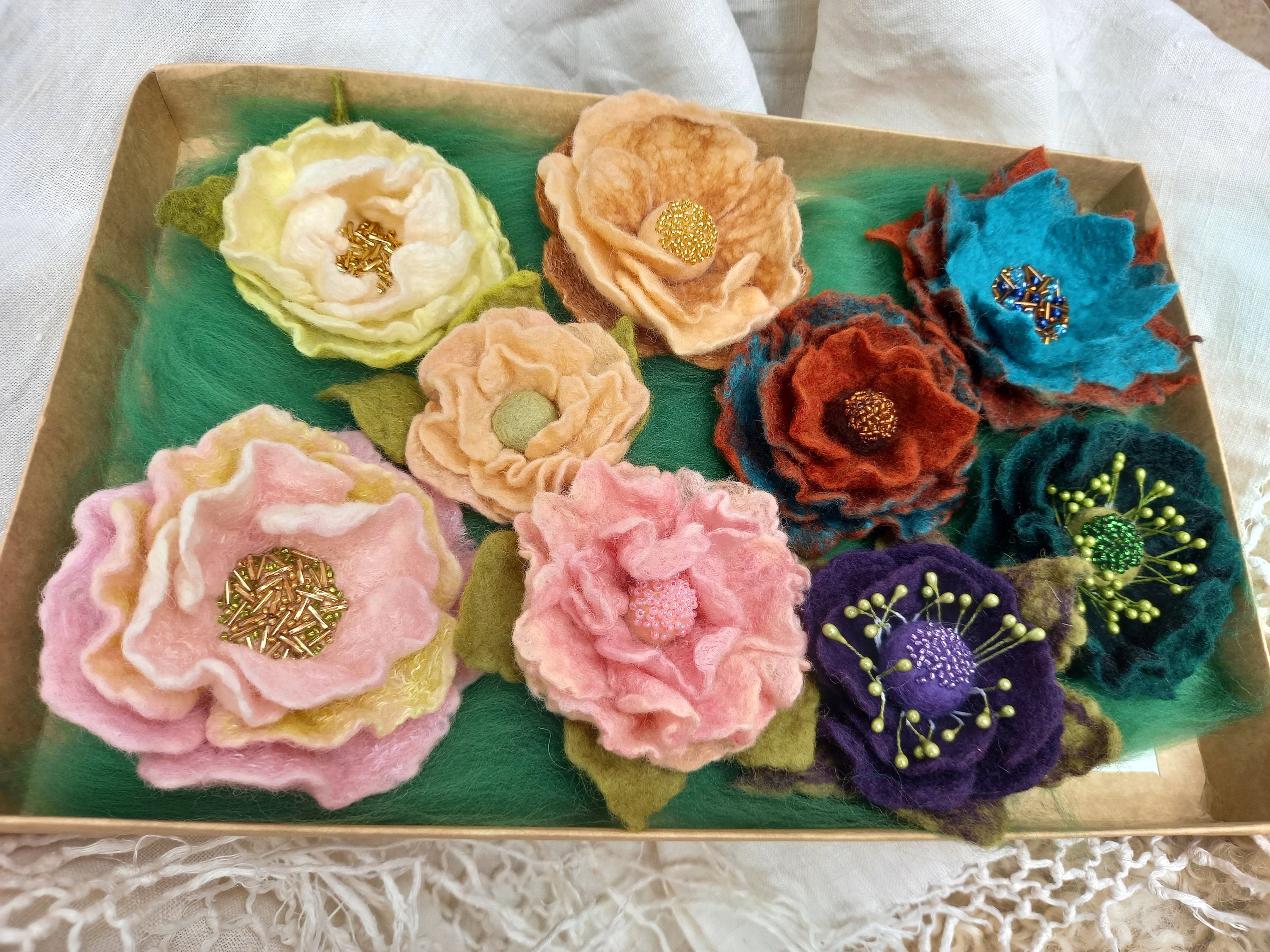 Felted Flower Brooch Set: Custom Wool Brooches, Handmade Jewelry - Etsy