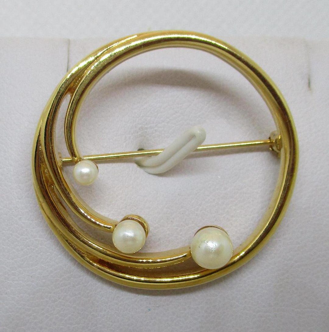 Vintage Monet Circle Pearl Brooch Monet Gold Tone Metal Faux Pearl ...