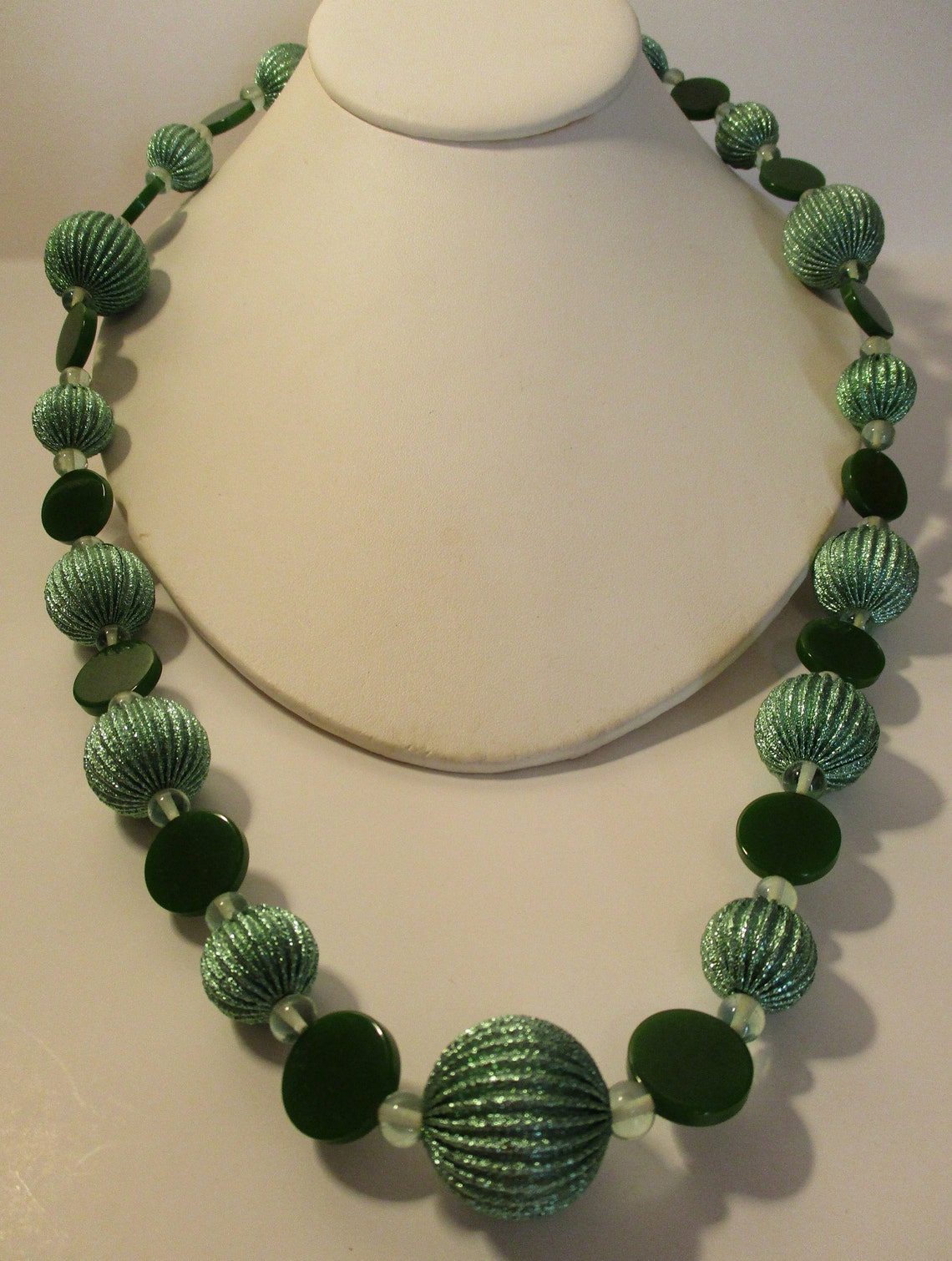 BAKELITE NECKLACE Green Bakelite Flat Disc Beads, Green Sparkle Ribbed ...