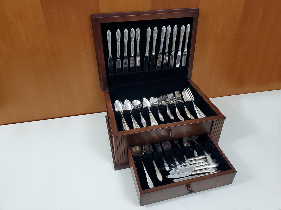 84 Pieces Lady Hamilton Silverplate Flatware by Oneida Silver, 1932 ...