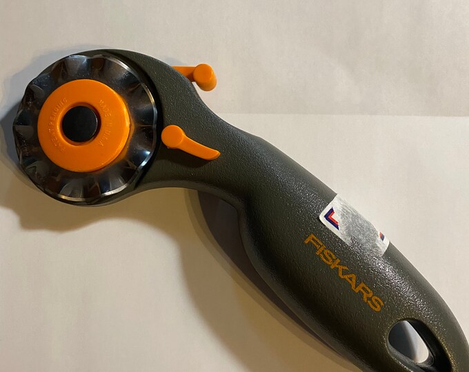 Fiskars Rotary Cutting Edger Scallops - Round Blade - Paper Cutting ...