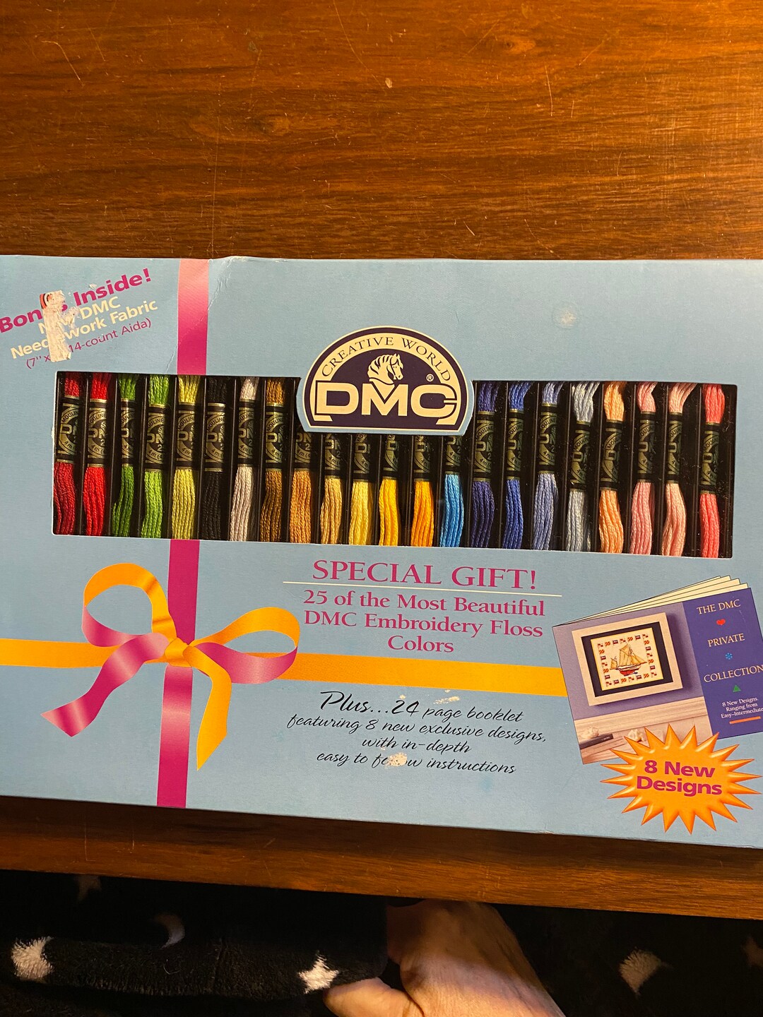 DMC Gift Box 25 Skeins Floss With Project Booklet - Needlepoint / Cross ...