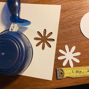 Fiskars Pick: 2" Circle, 2" Hexagon or 1.5" Daisy Shape - Paper Edge ...