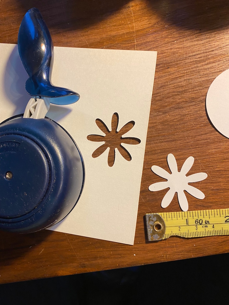 Fiskars Pick: 2" Circle, 2" Hexagon or 1.5" Daisy Shape - Paper Edge ...