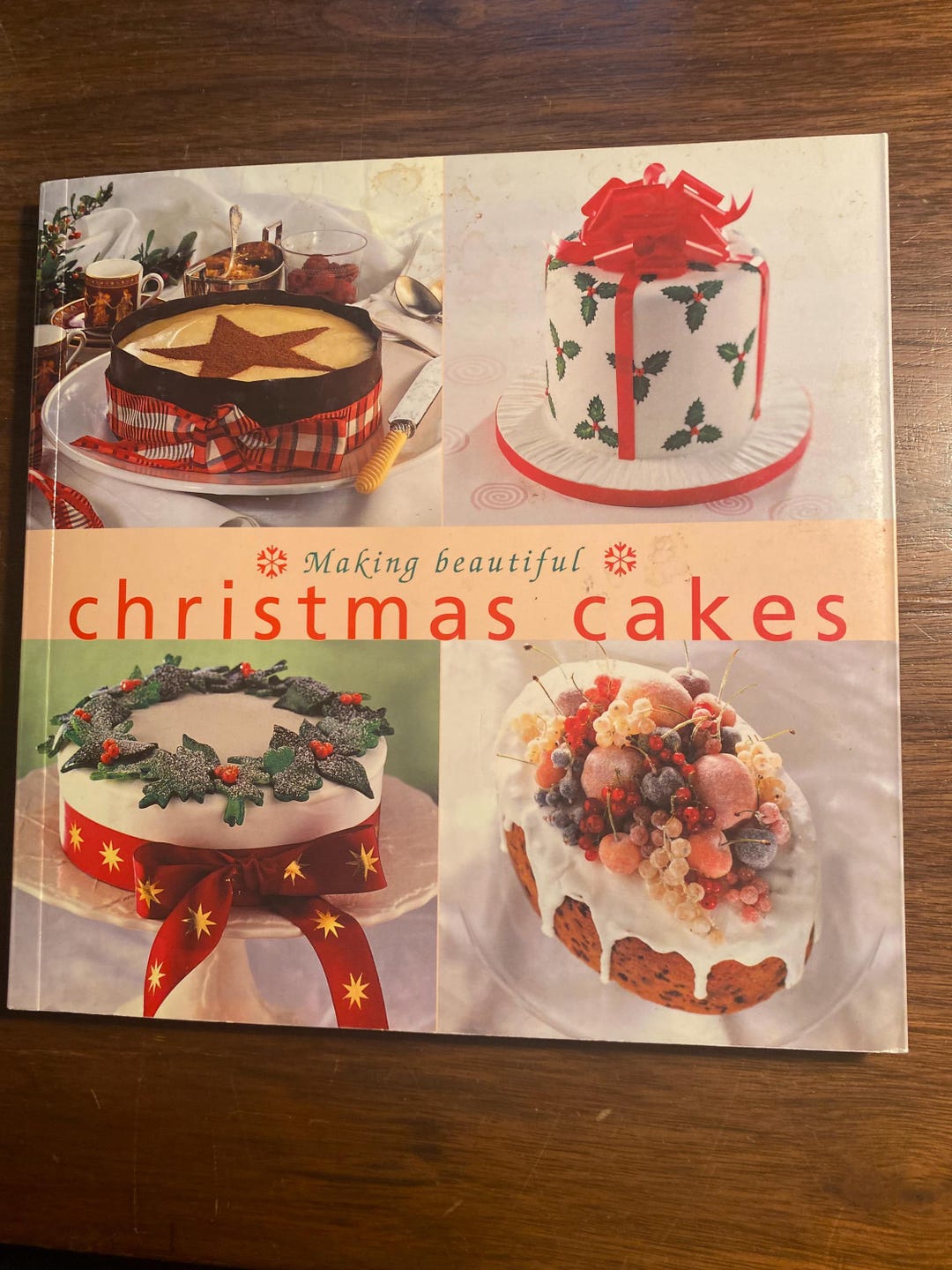 Making Beautiful Christmas Cakes - Decorating Holiday Cakes - 2001 ...