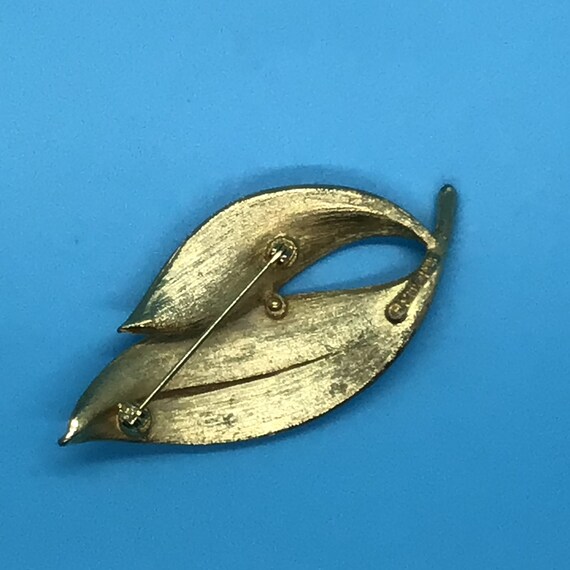 Signed Sarah Coventry 1965 Brushed Enamel Leaf Brooch - Gem