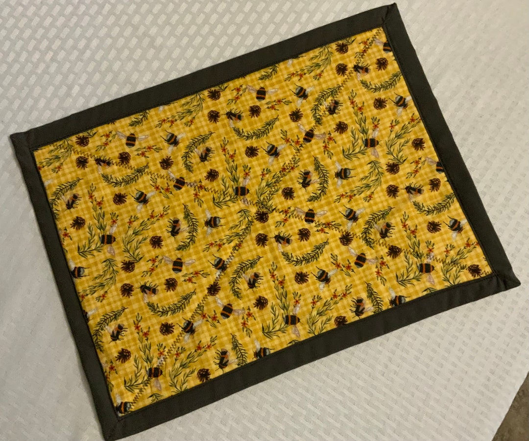 Set of 4 Placemats With Bees, Placemats With Honey Bees, Honey Bees on Placemats - Etsy