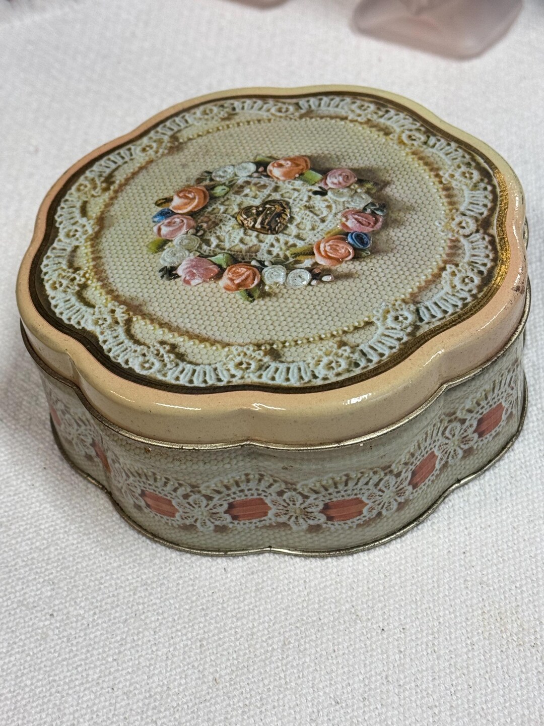 Vintage 1981 Avon Roses and Heart Valentines Tin Ware Cottage Farmhouse ...