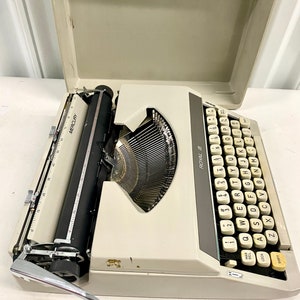 Vintage 1970s Royal Mercury Cream Colored Typewriter W/ Case - Etsy