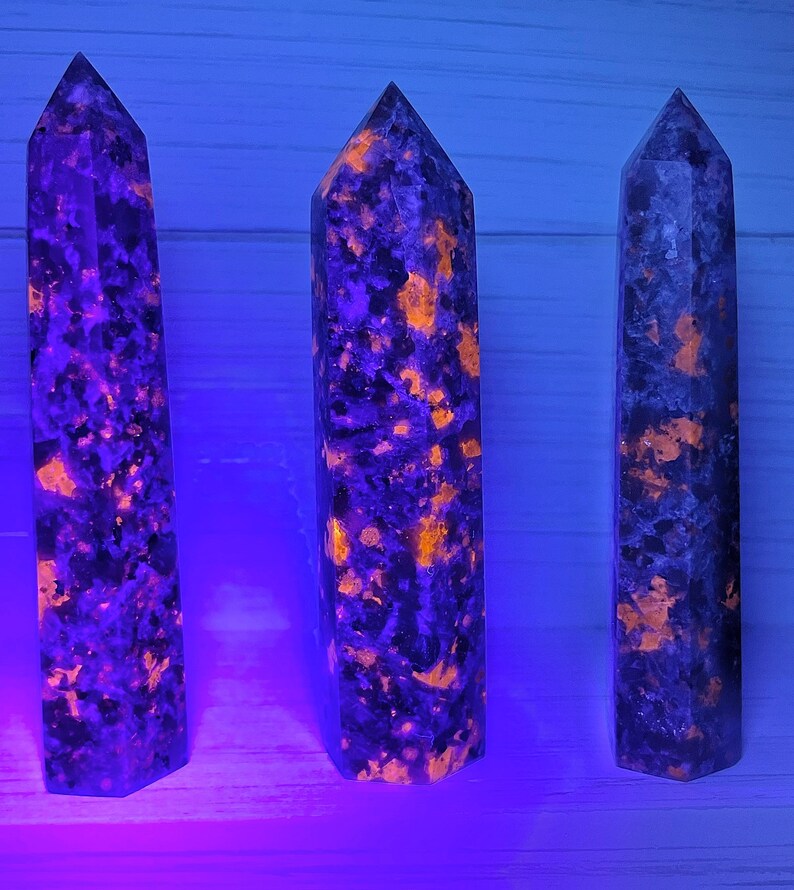 Yooperlite Towers/rare UV Reactive Sodalite Crystals/high - Etsy