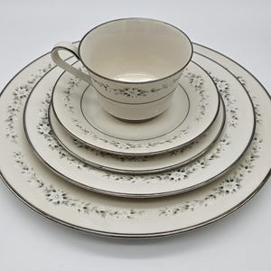 Noritake Heather 40-piece China Set, Set for 8, Vintage Floral Pattern ...