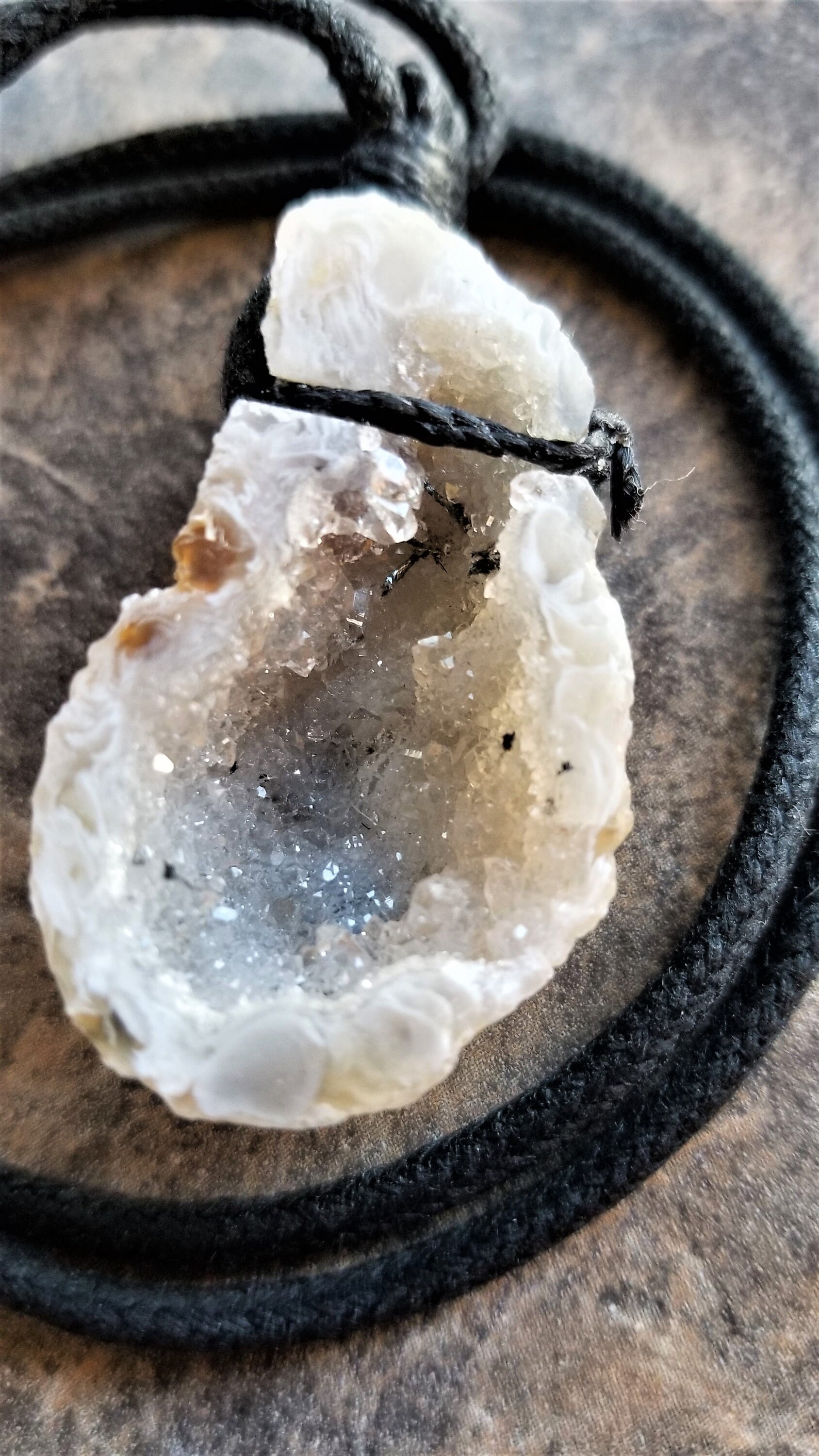 Love este Geo Crystal Quartz Colgante Natural Geo Linen Cord | Etsy