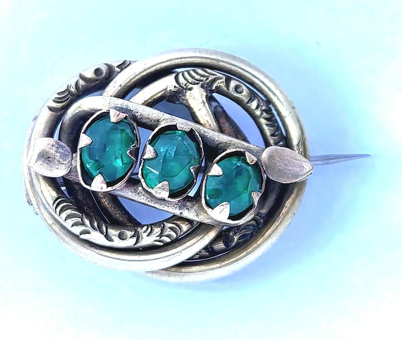 Antique Victorian pinchbeck brooch - Gem