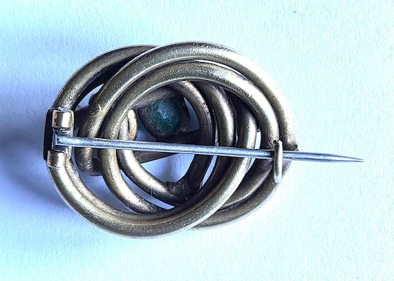 Antique Victorian pinchbeck brooch - Gem