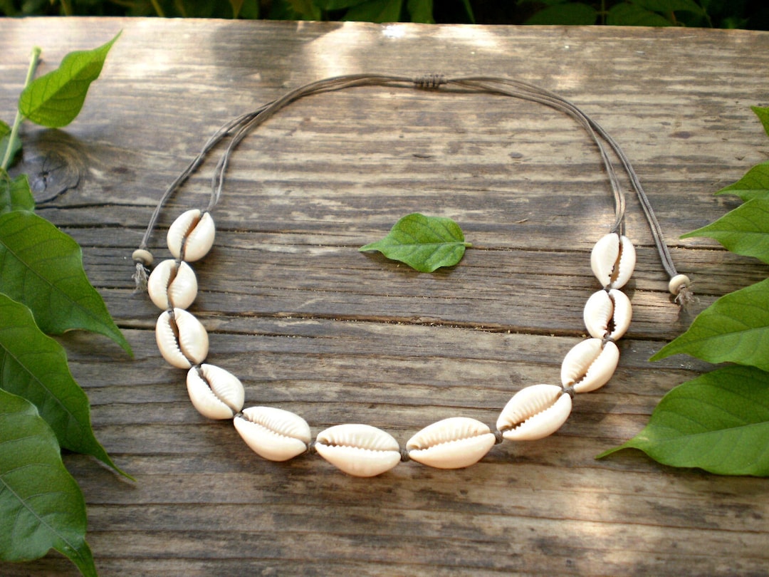 Collier de coquillages avec de gros coquillages. Étrangleur de coquillages. Bijoux en coquille ...