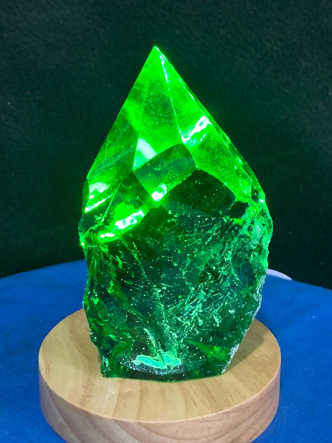 Rustic Emerald Green Volcanic Ash Glass Point (man Made Glass) With LED ...