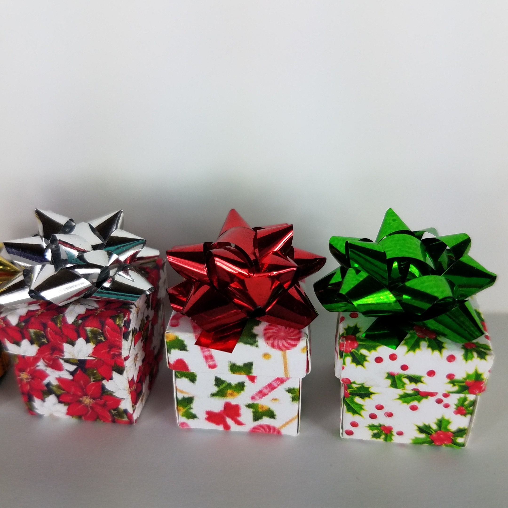 Set of 4 Miniature Christmas Presents W/ Shiny Bows 1:12 - Etsy