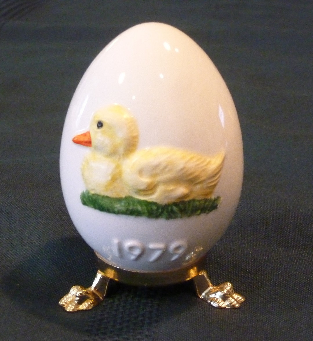 Vintage Goebel Egg Figurine - Glazed Porcelain ~ 1979 - Egg on Pedestal ...