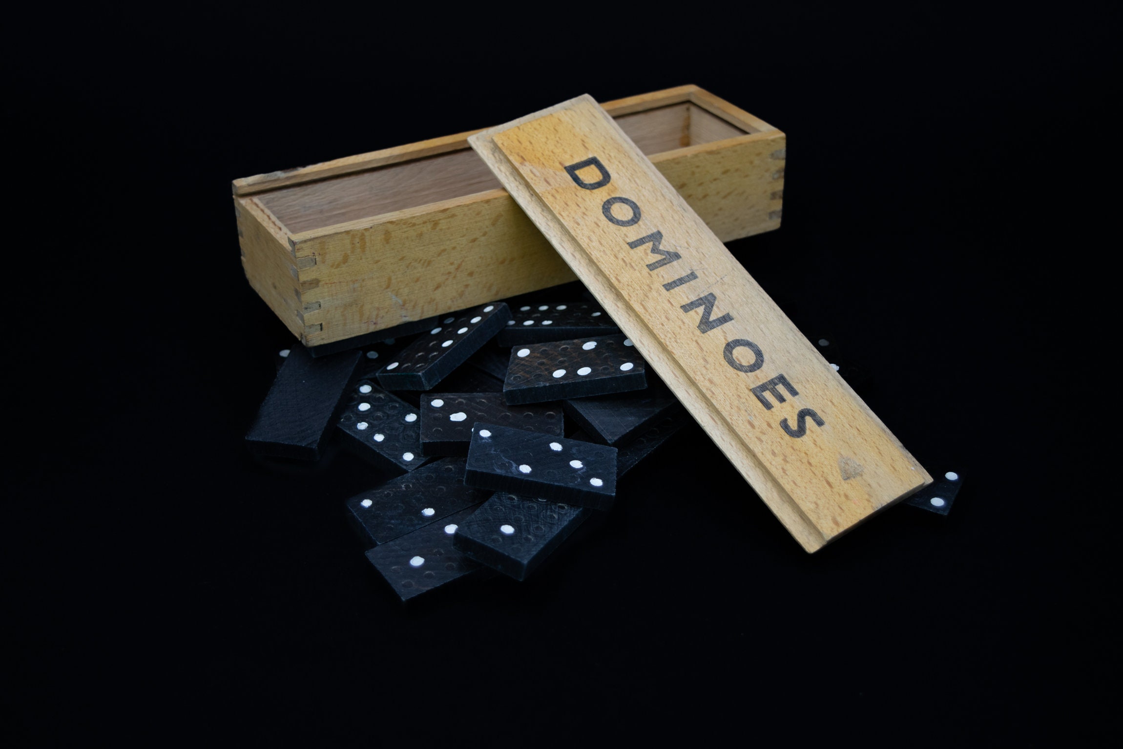 Juego vintage Juego de dominó Juego de dominó antiguo Piezas de madera ...