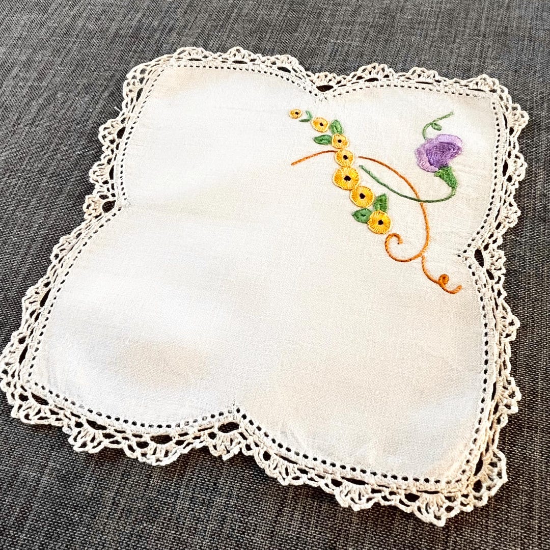 Vintage Cream Linen Doily, Embroidered Flowers With Crochet Lace Trim ...