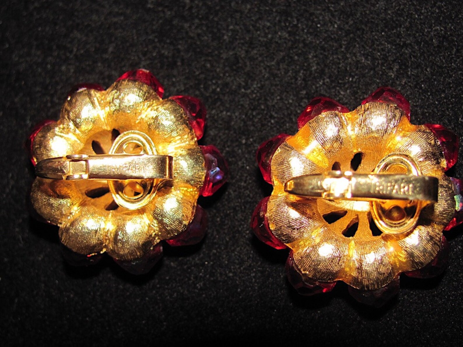 Gorgeous CROWN TRIFARI Signed Ruby Red Aurora Borealis and Gold Tone ...
