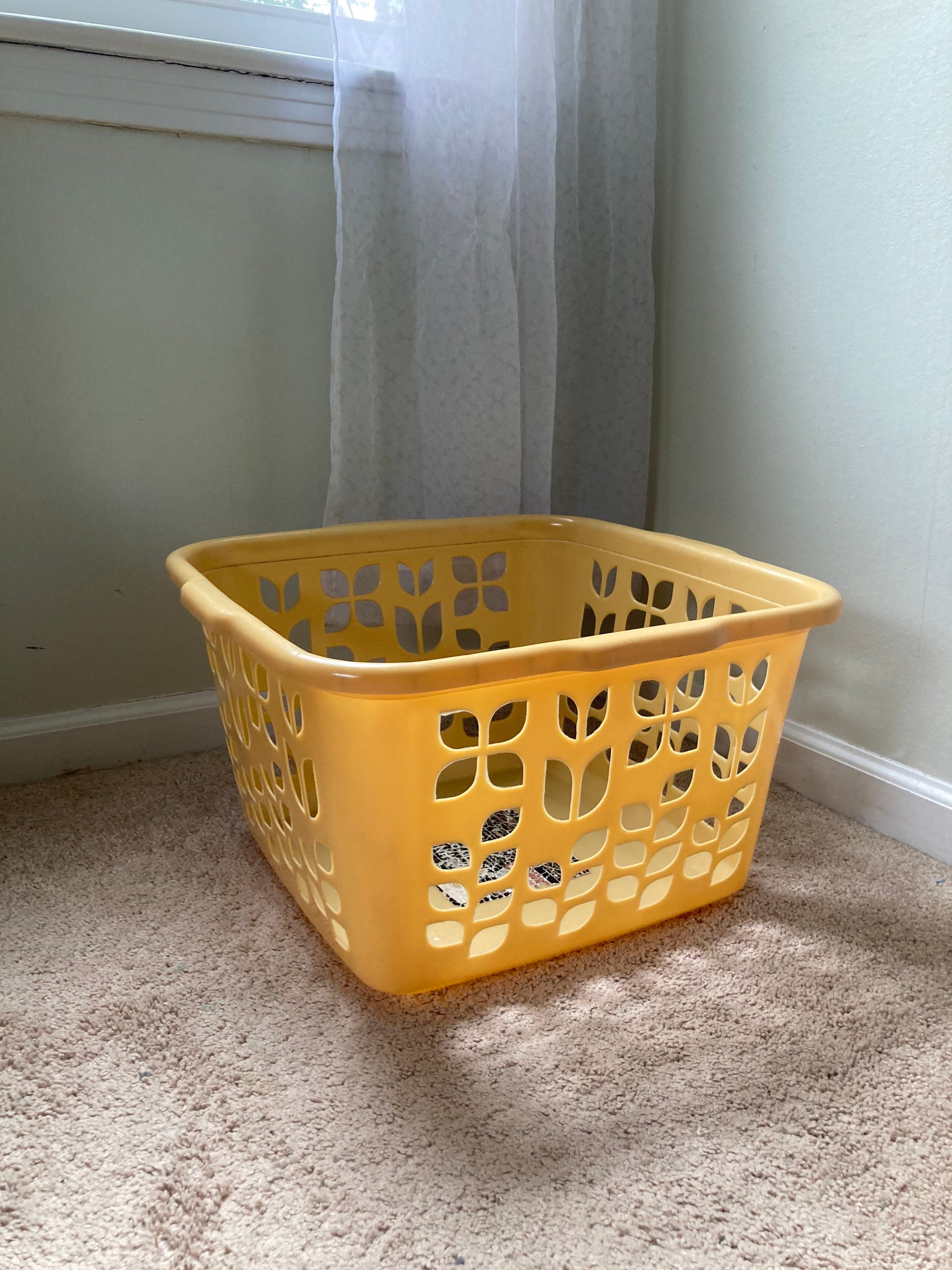 Rubbermaid Flexible Laundry Basket