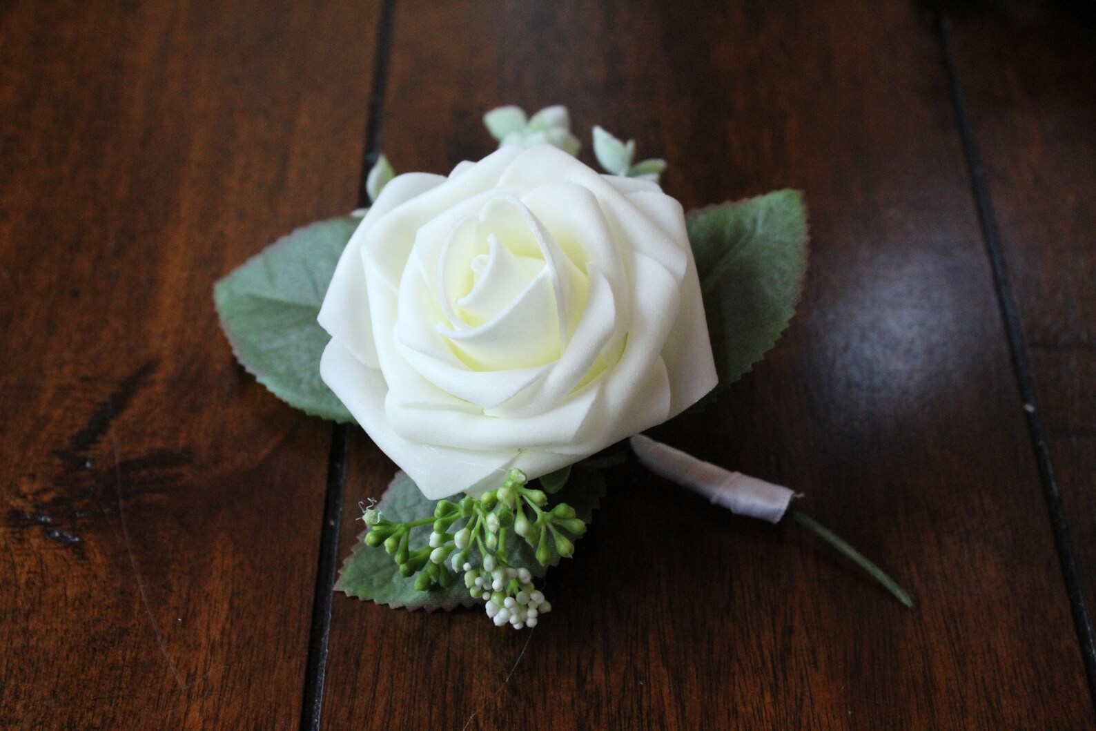 Wedding Boutineer (boutonniere) Simple and Classic Rustic White Soft ...