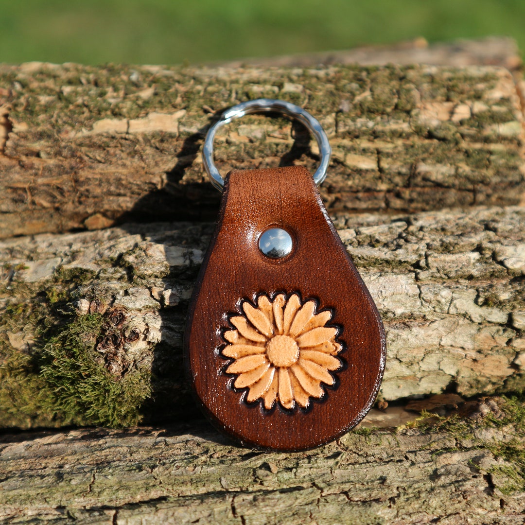 LEATHER KEYCHAIN - DAISY // Flower // Leather Key Fob // Leather Keyfob ...