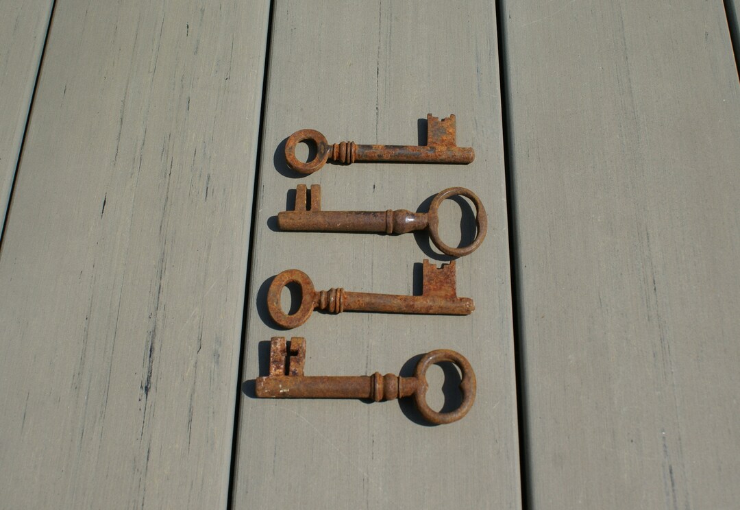 Vintage Skeleton Keys Four Rusty Barrel Keys 8,5 9 Cm 3,5 Inch ...