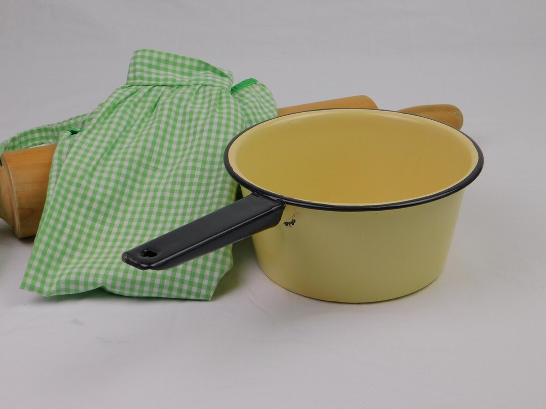 2 Quart Yellow Enamelware Pot, Handle, Hole for Hanging. Vintage ...