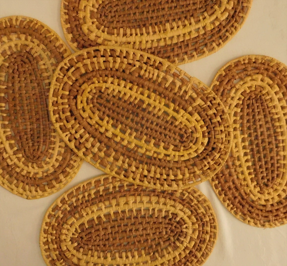 Set of 5 vintage boho brown woven placemats. 1970s oval raffia | Etsy