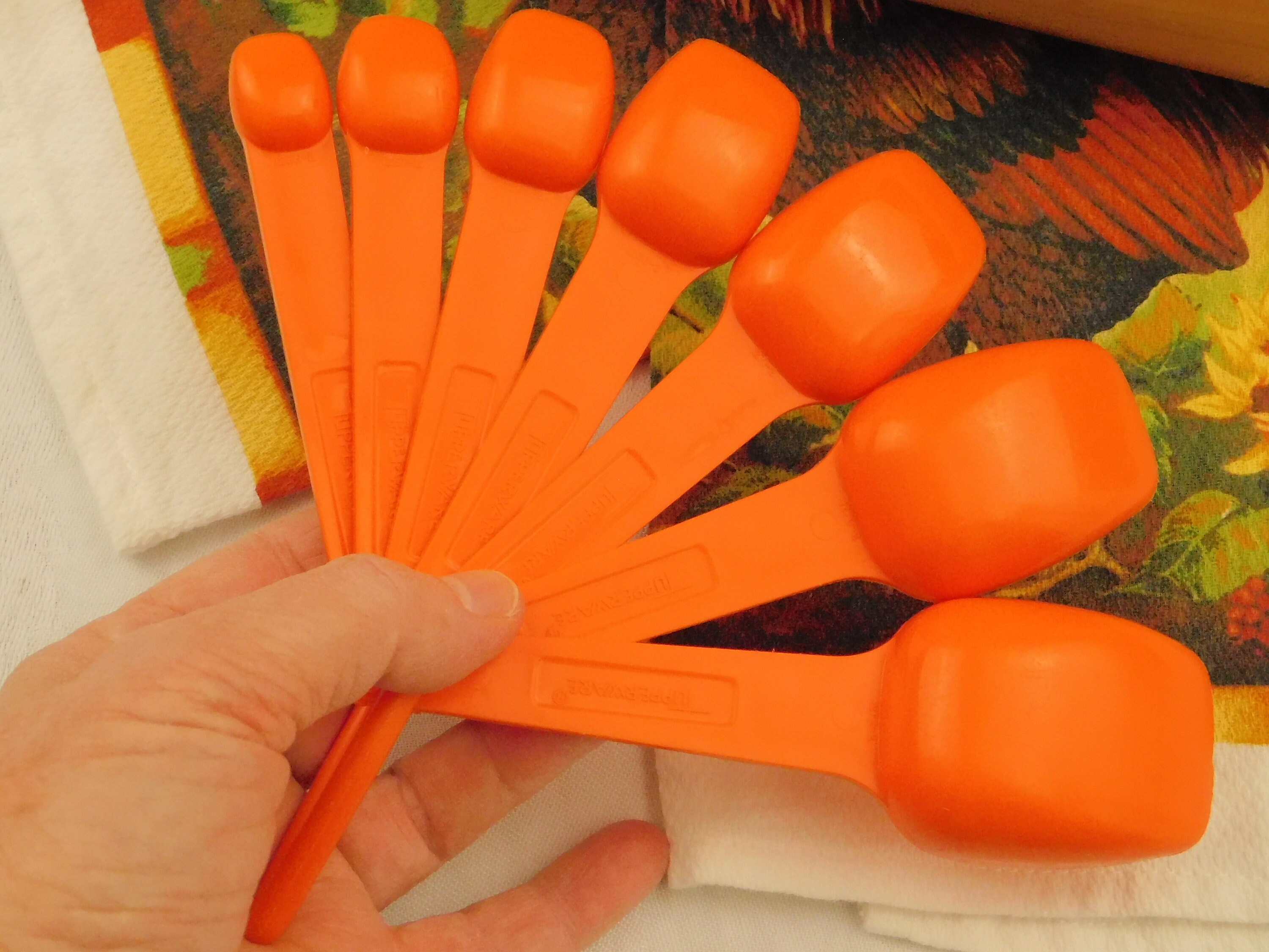 Vintage orange Tupperware plastic measuring spoons complete | Etsy