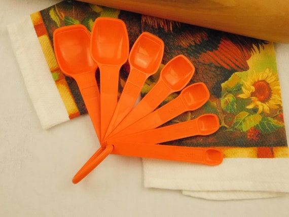 Vintage orange Tupperware plastic measuring spoons complete | Etsy