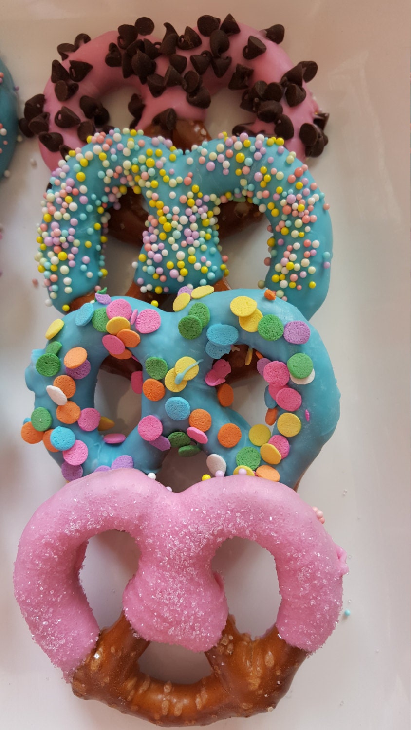 Decorated Chocolate Covered Pretzels! Milk and White Chocolate With ...