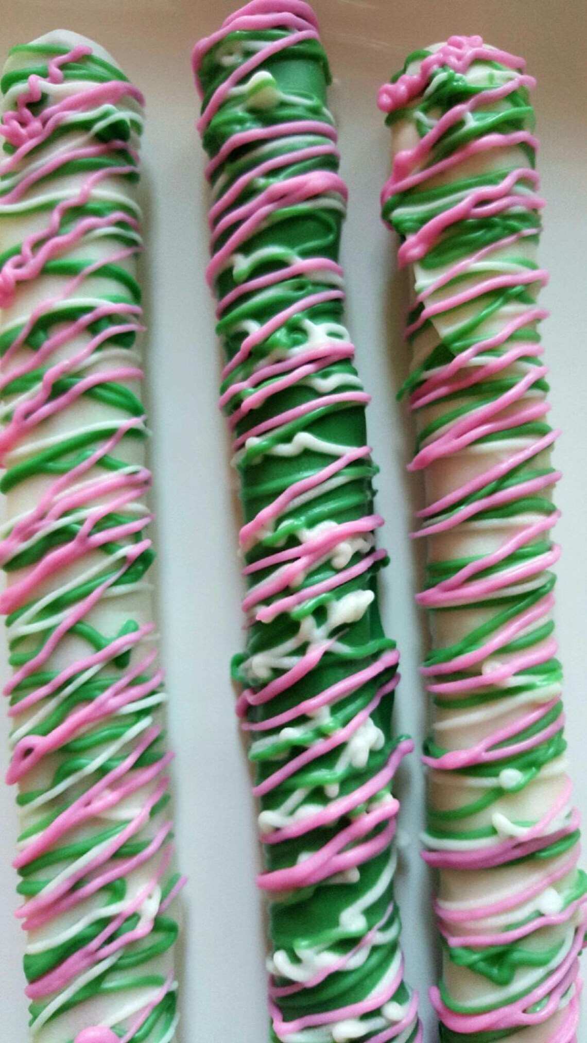 Chocolate Covered Pretzels! Decorated in White Chocolate With Beautiful ...