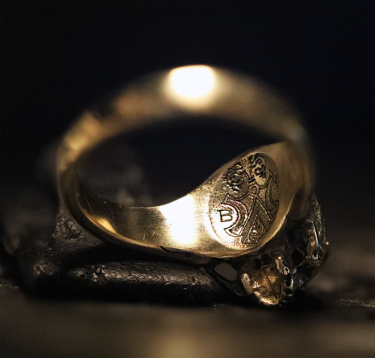 Small Decayed Halfjaw 18kt. Gold - Etsy