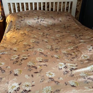 Lovely Vintage Satin Bedspread. 1950s Floral. - Etsy