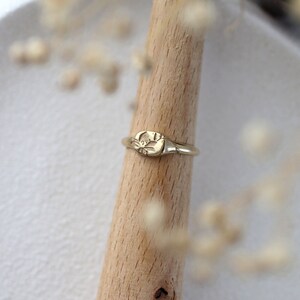 Gold Floral Signet Ring Solid Gold Engraved Lily Ring - Etsy